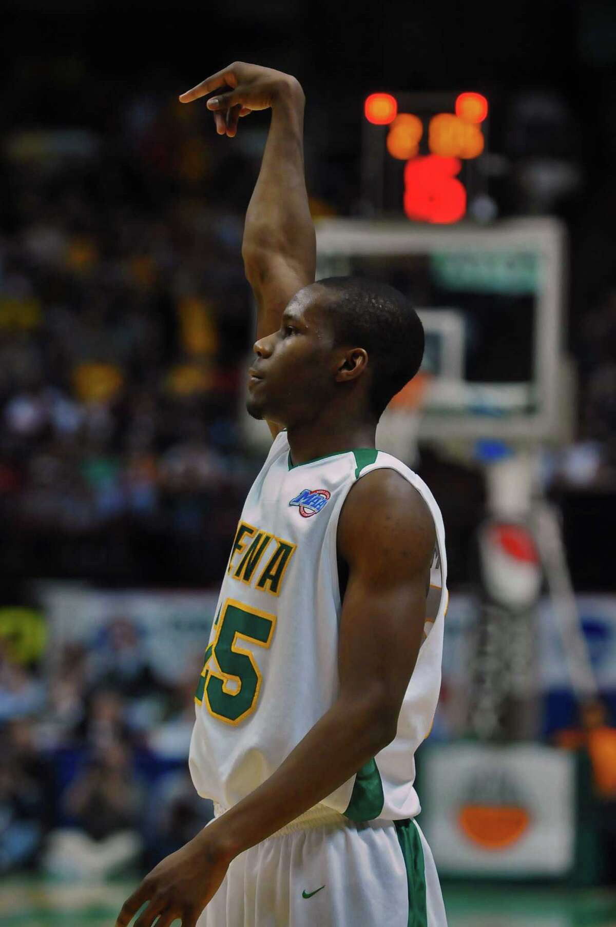 Voice of Siena basketball recalls top MAAC moments