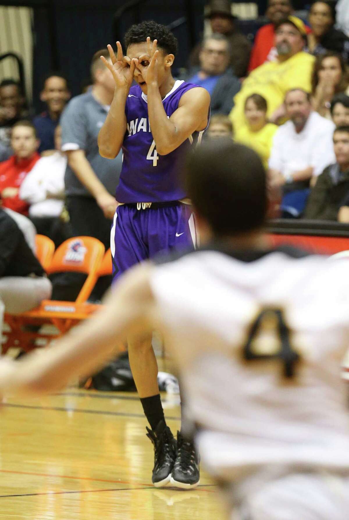 Warren beats Brennan to advance