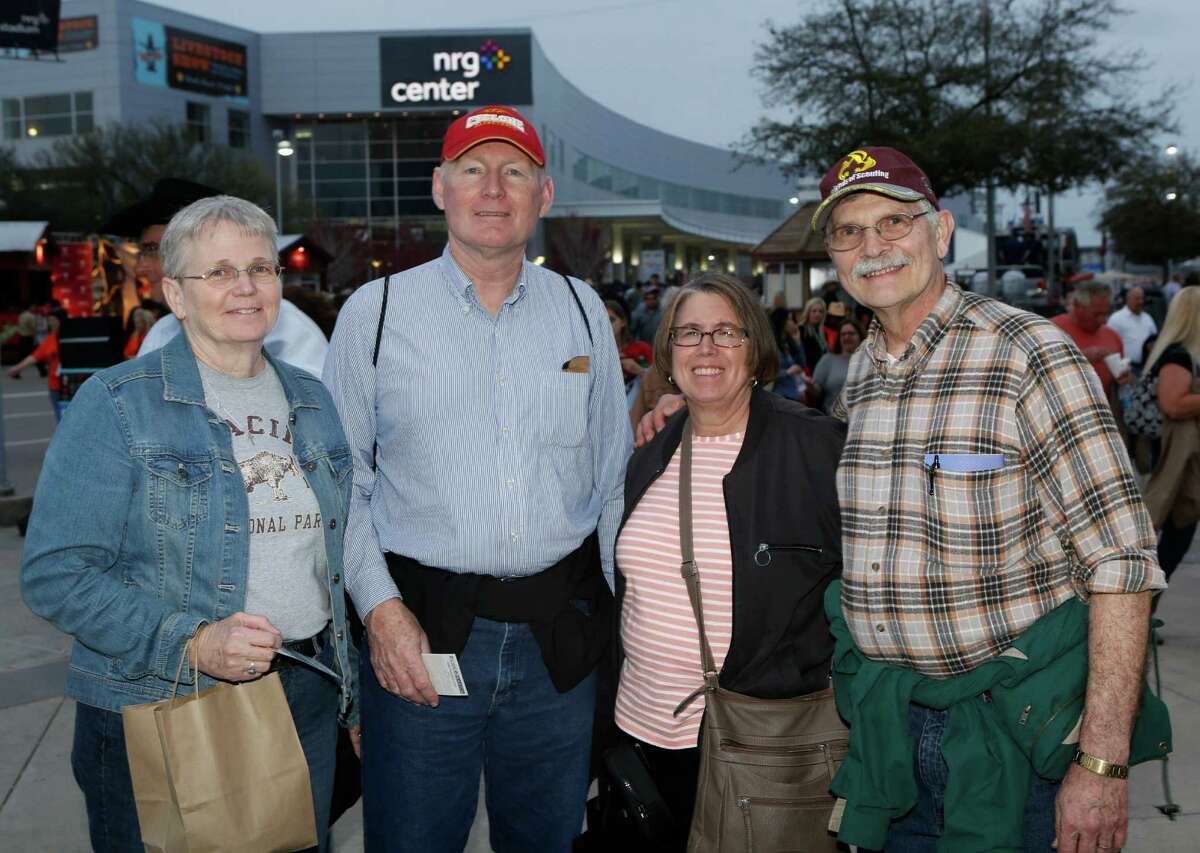 Heartthrob Hunter Hayes takes rodeo spotlight