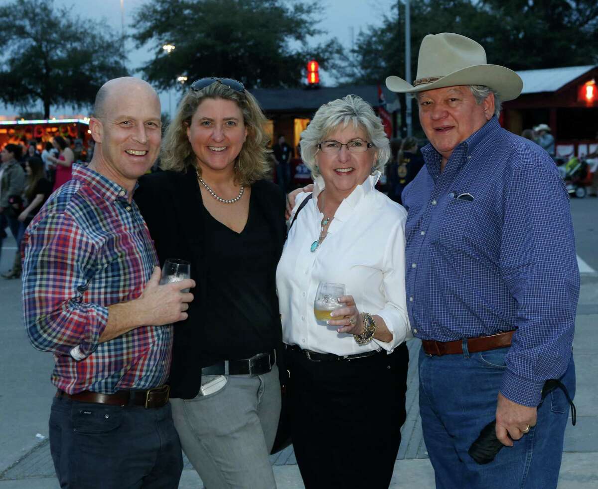 Heartthrob Hunter Hayes takes rodeo spotlight