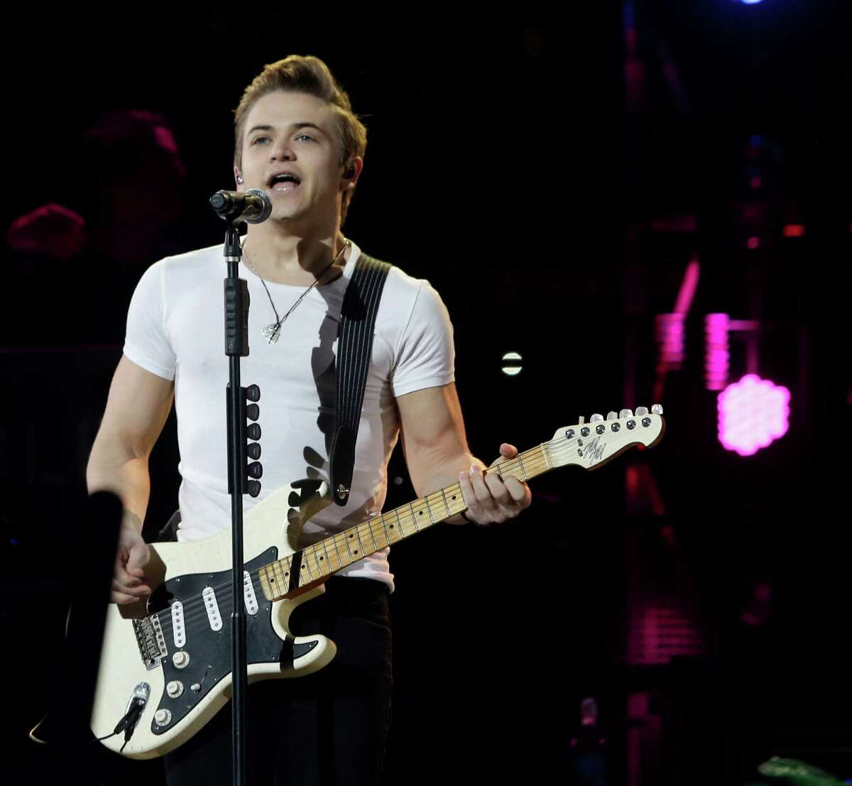 Heartthrob Hunter Hayes takes rodeo spotlight