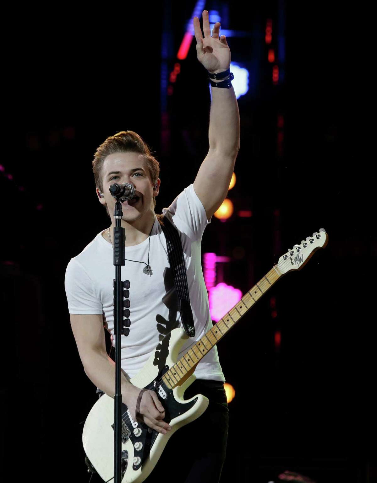 Heartthrob Hunter Hayes takes rodeo spotlight