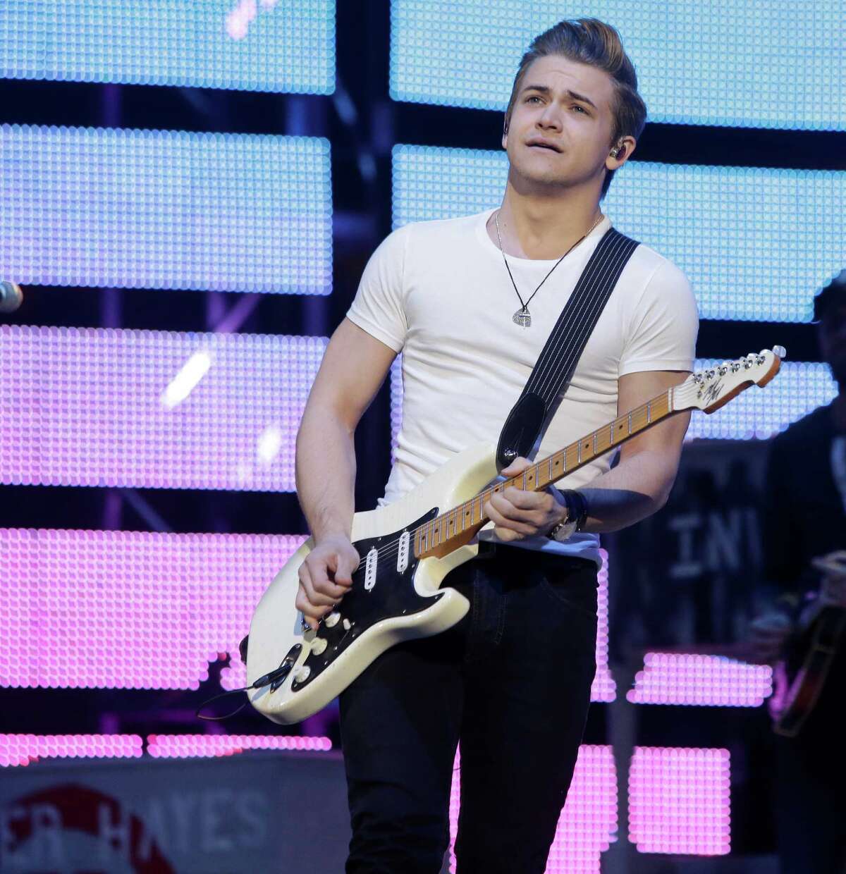Heartthrob Hunter Hayes takes rodeo spotlight