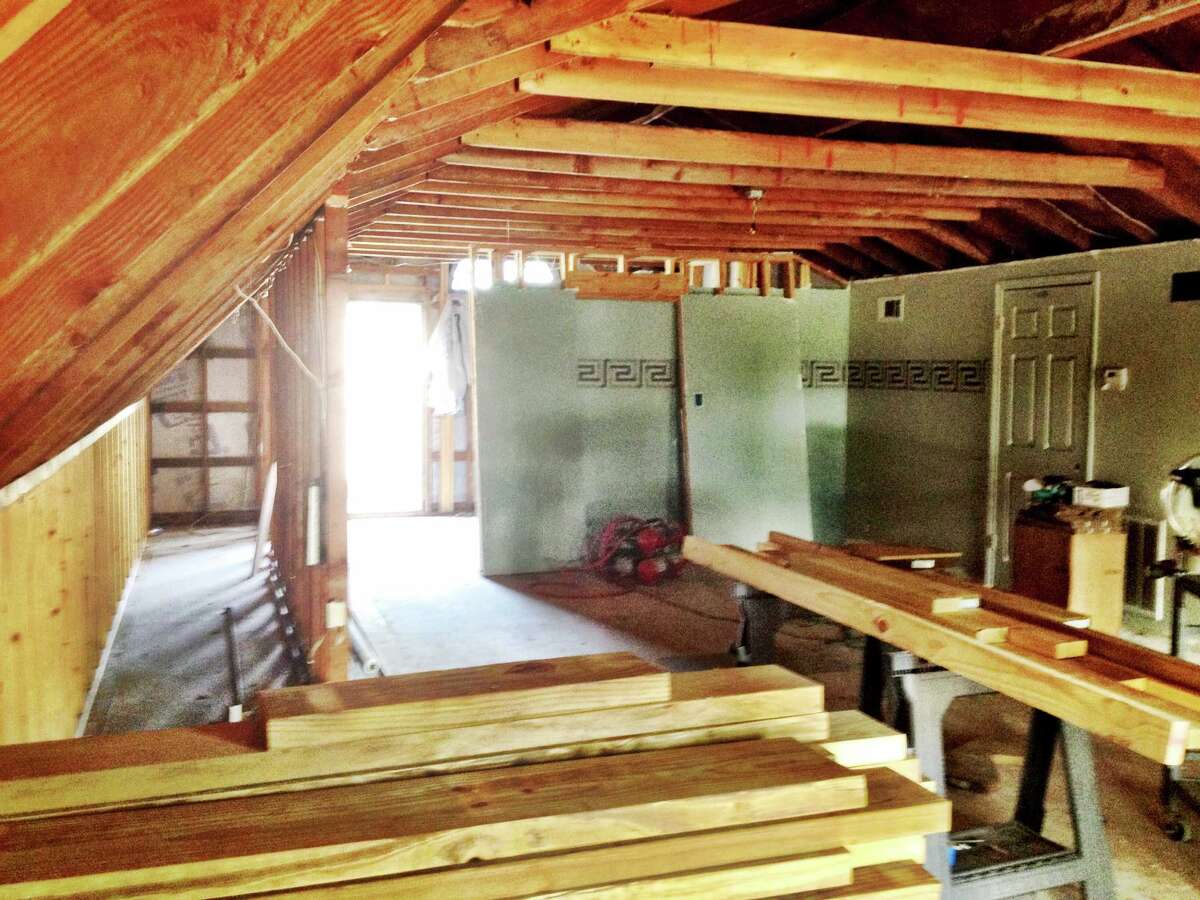 Deer Park couple turned their garage apartment into a weekend hideaway