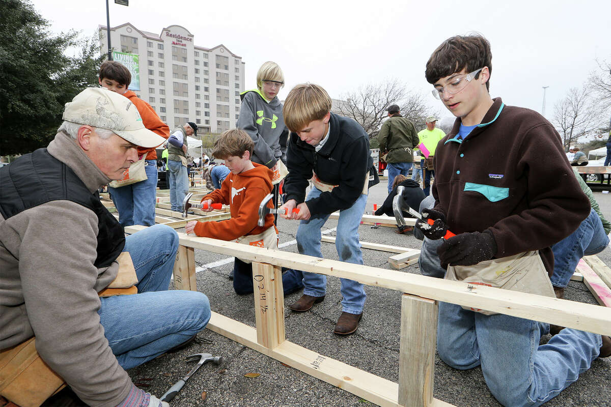 300 volunteers give 240 minutes for 5 houses