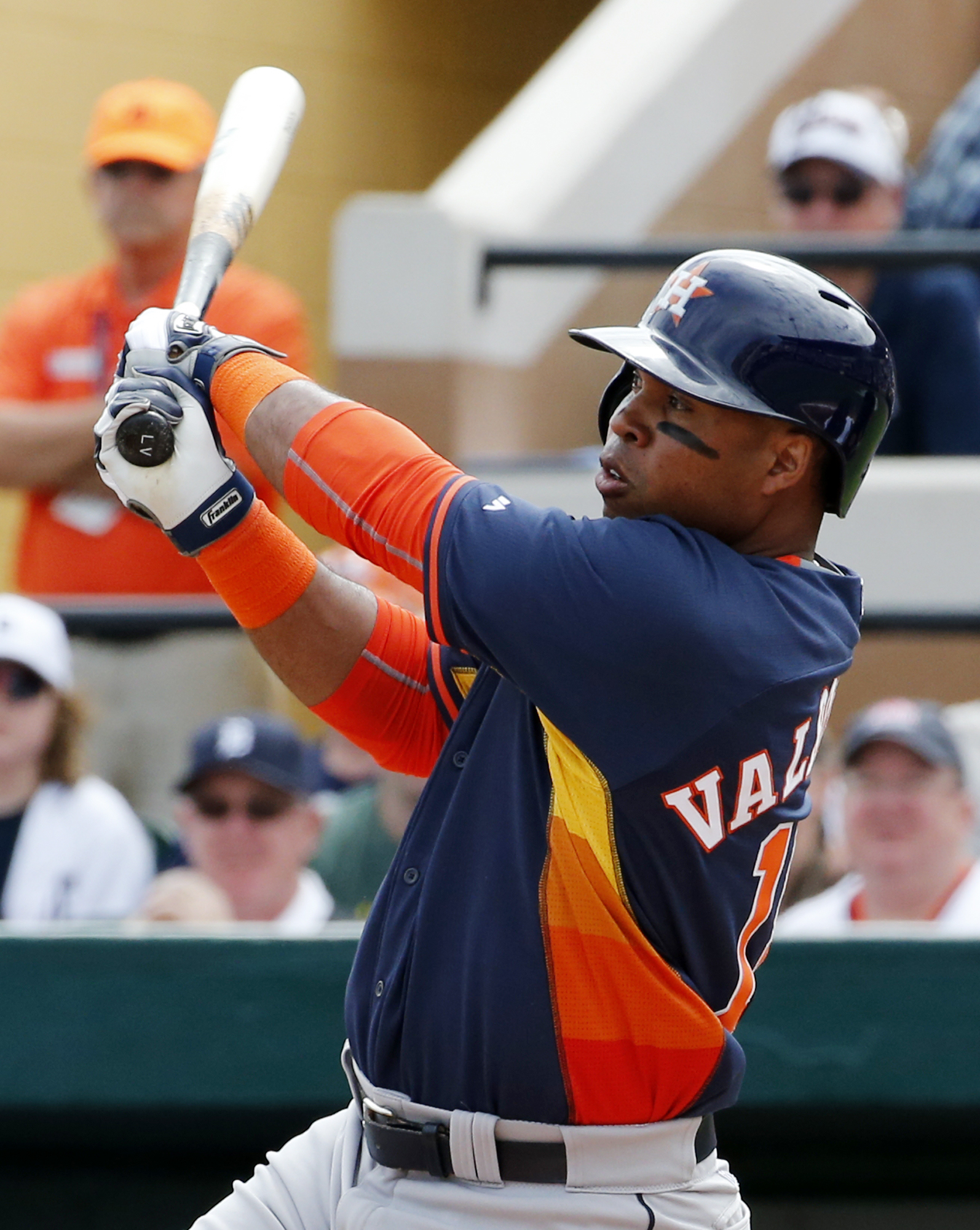 Astros newcomer Valbuena accustomed to adapting