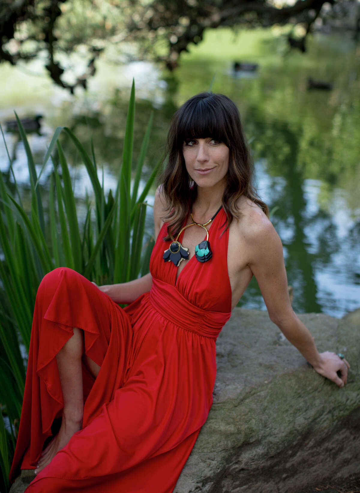 Nicki Bluhm rocks ’70s spring fashion