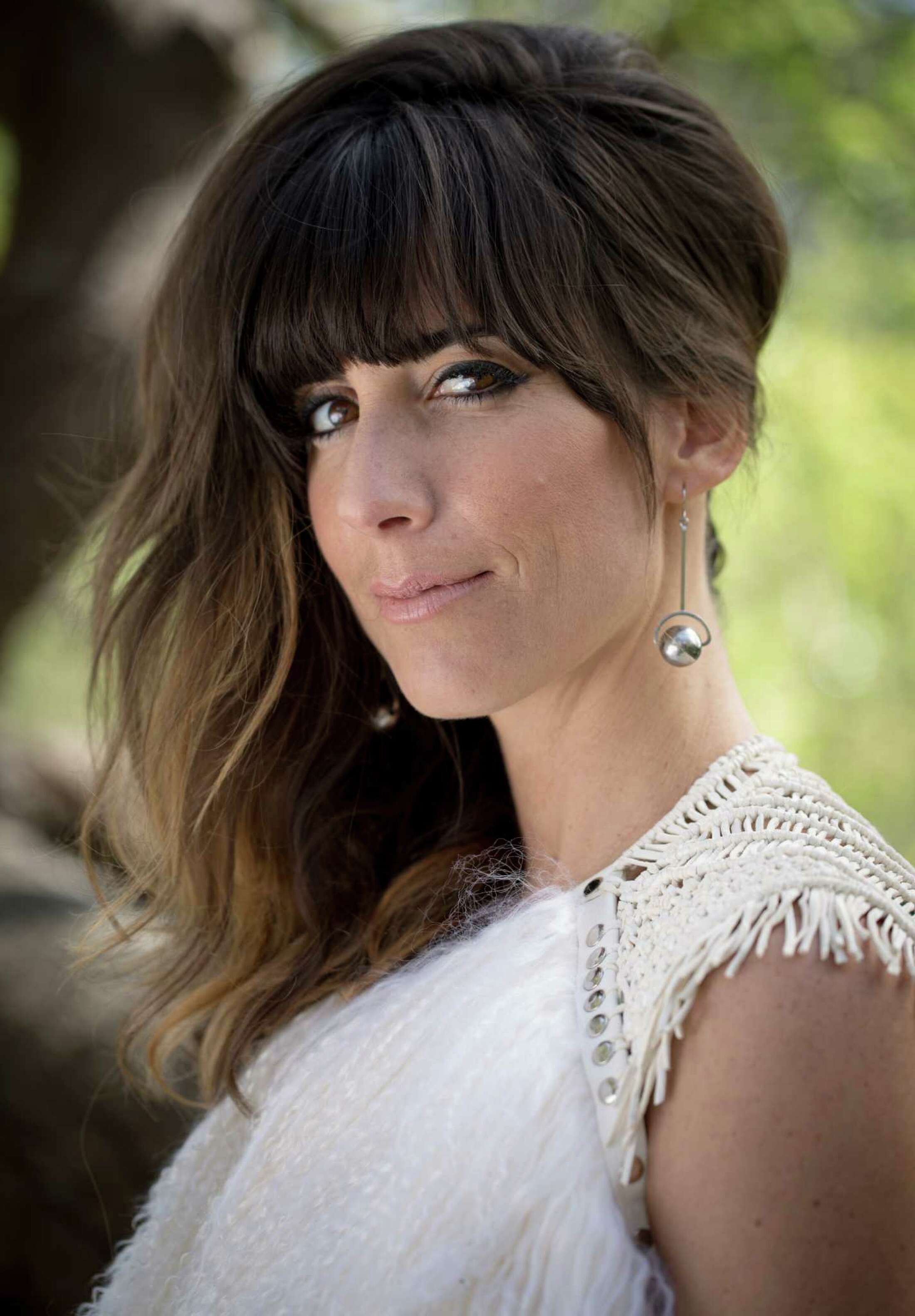 Nicki Bluhm rocks ’70s spring fashion