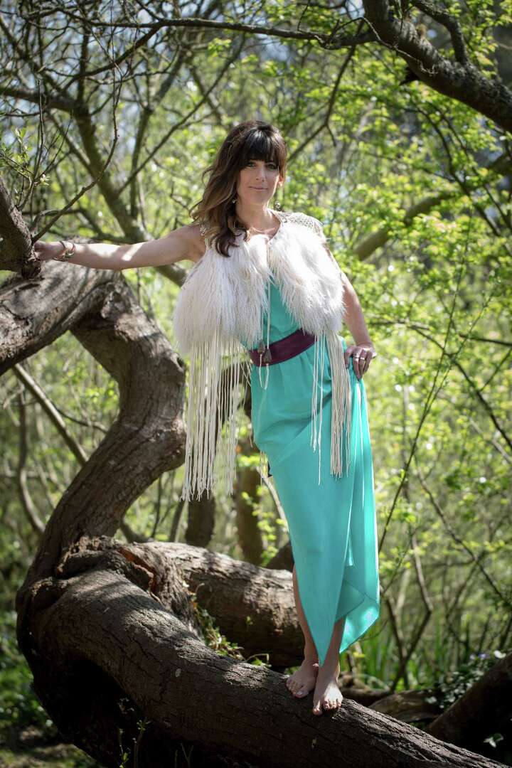 Nicki Bluhm rocks ’70s spring fashion