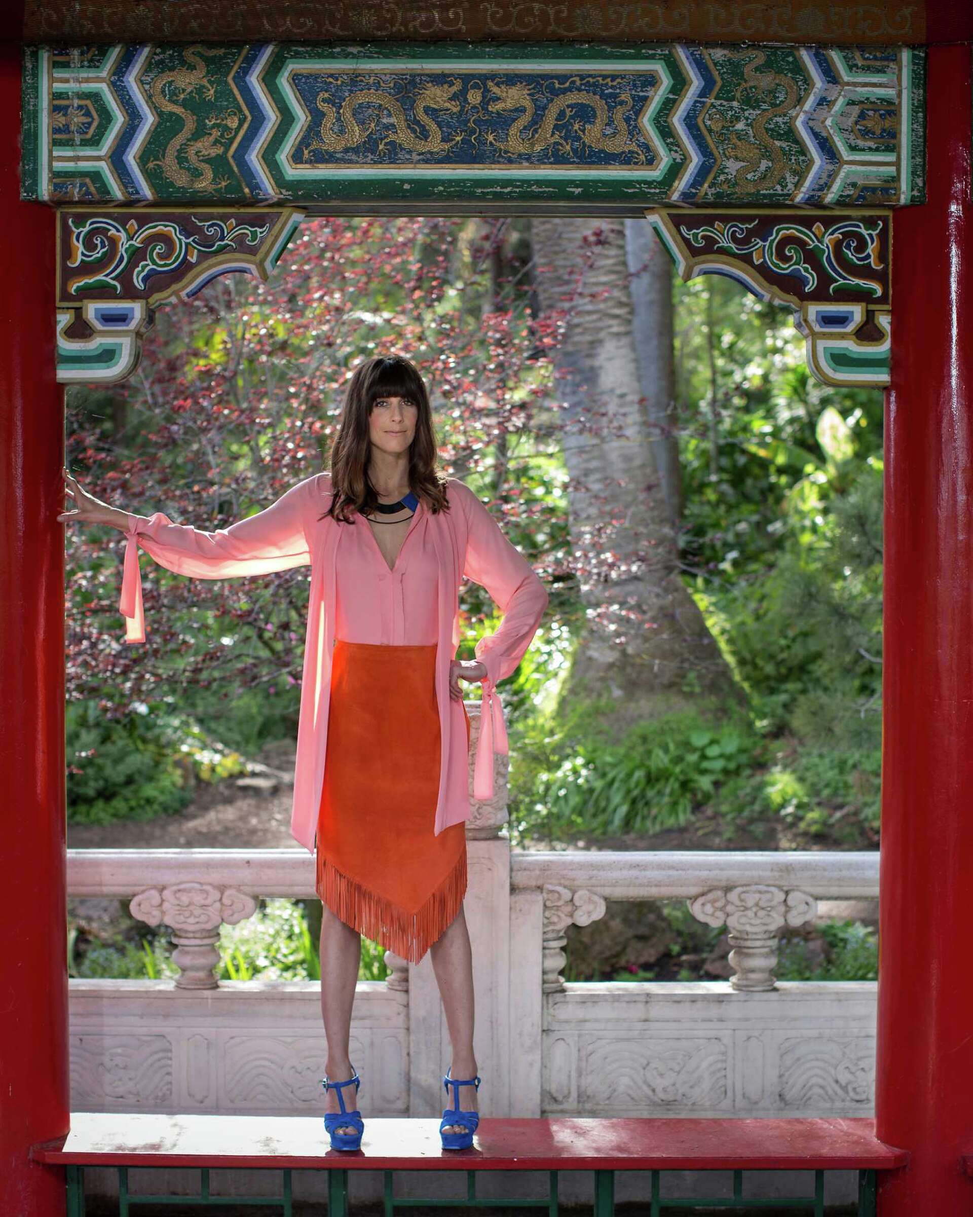 Nicki Bluhm rocks ’70s spring fashion