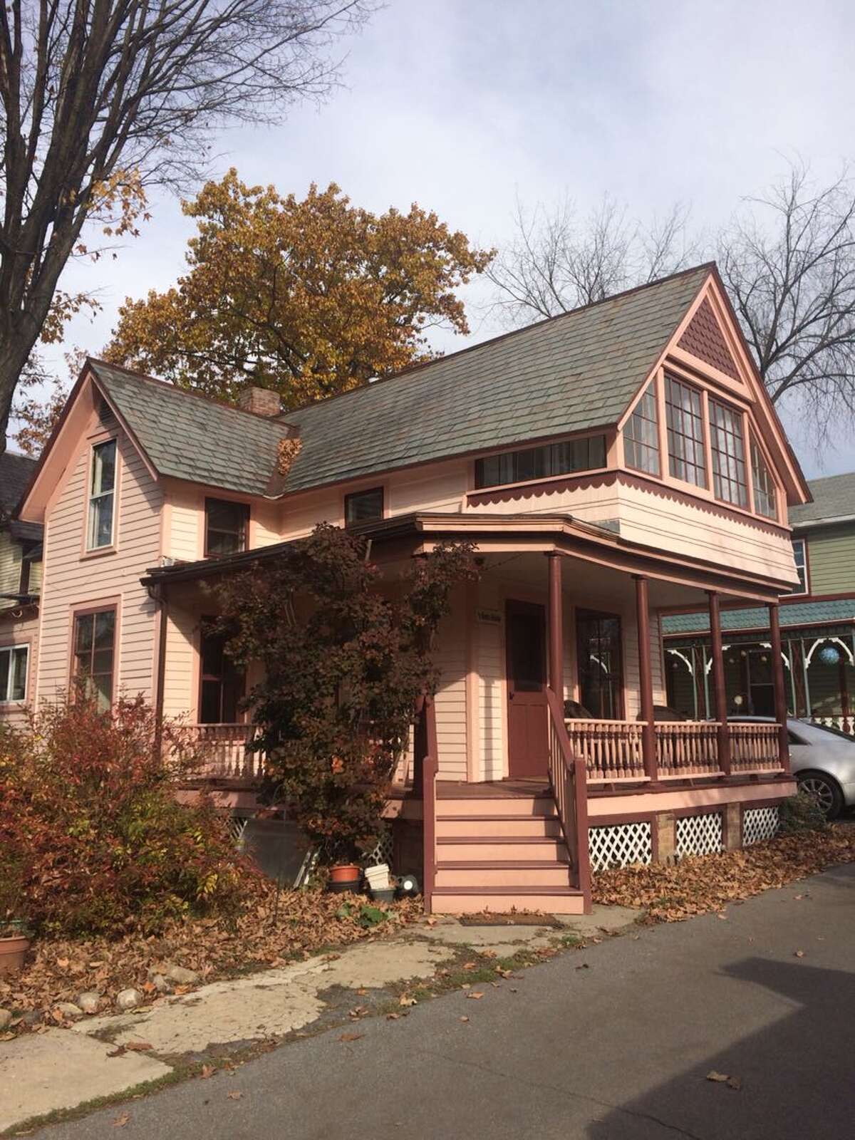 House of the Week: Cottage in Round Lake
