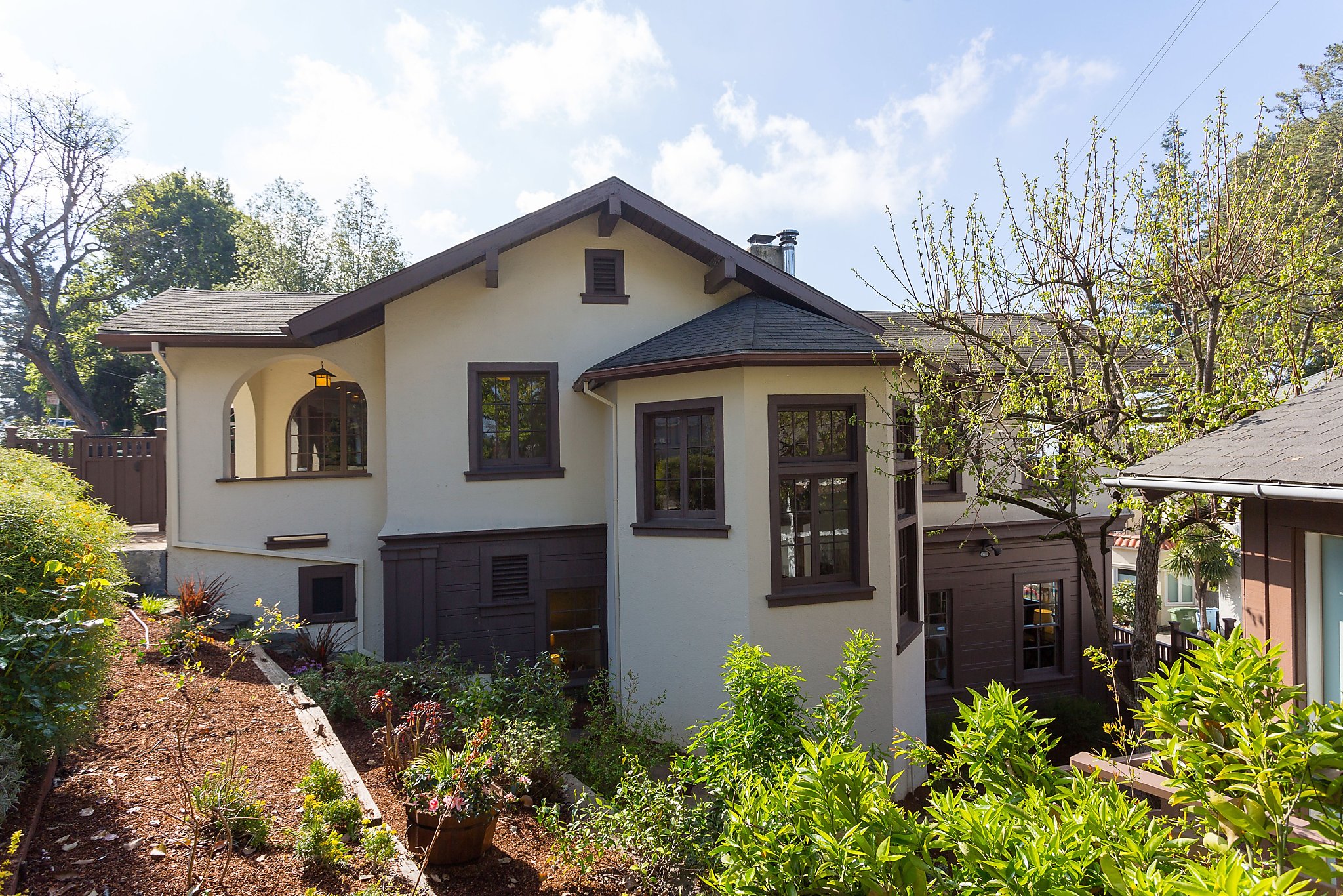 Berkeley home has period details, vibrant gardens