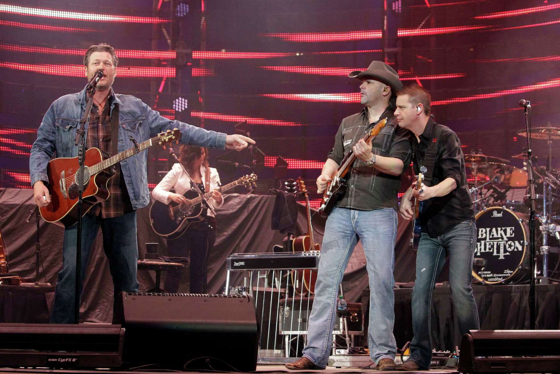 Shelton hits right notes again at RodeoHouston