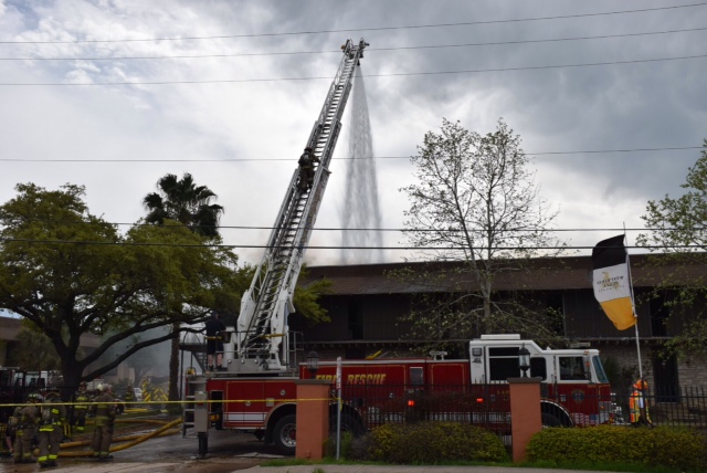 San Antonio fire crews battle apartment fire on West Side
