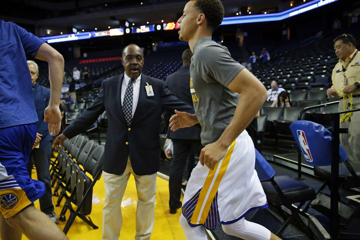 Stephen Curry’s astonishing pregame ritual gets an assist