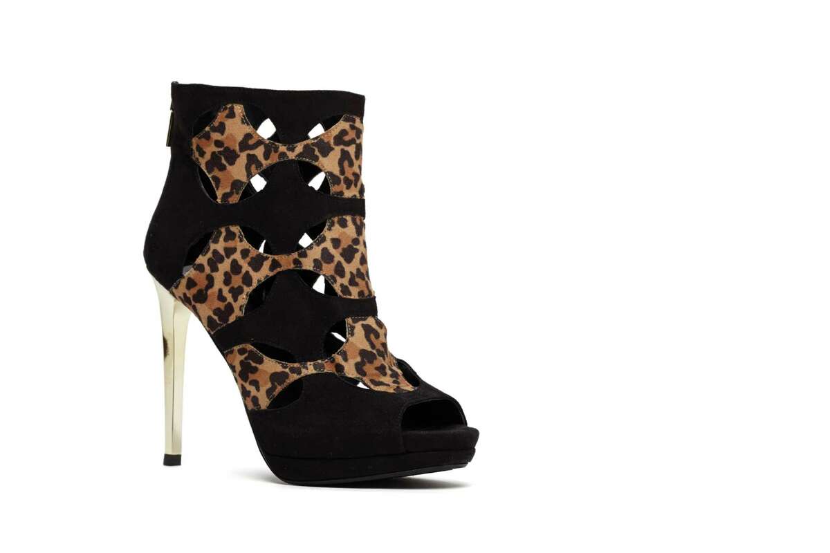 Thalía's love of color and fashion show in new clothing line