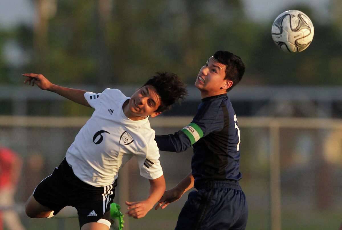 Elsik handles Pasadena in Region 3-6A soccer quarterfinals