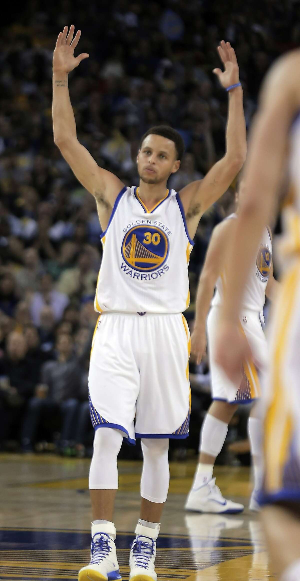Curry’s 45 lift Warriors on record-breaking night