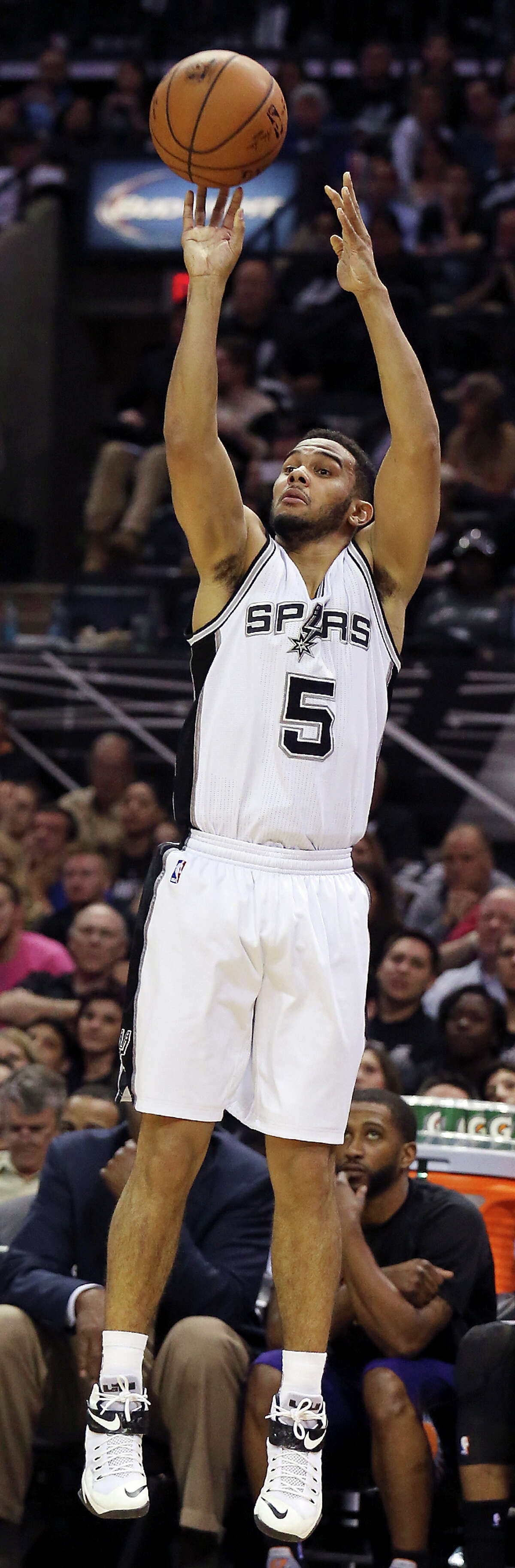 Spurs whack Phoenix, take aim at second seed