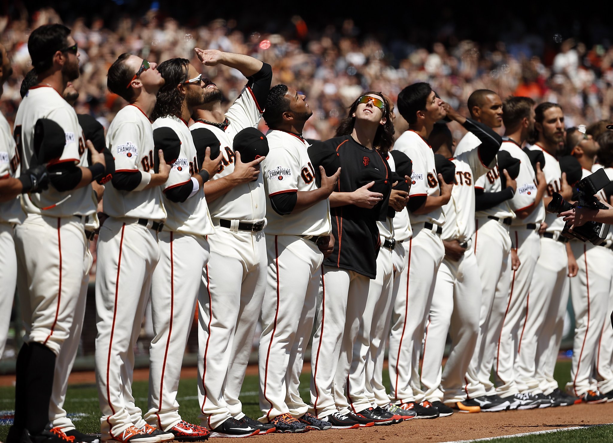 Giants blanked after raising World Series banner