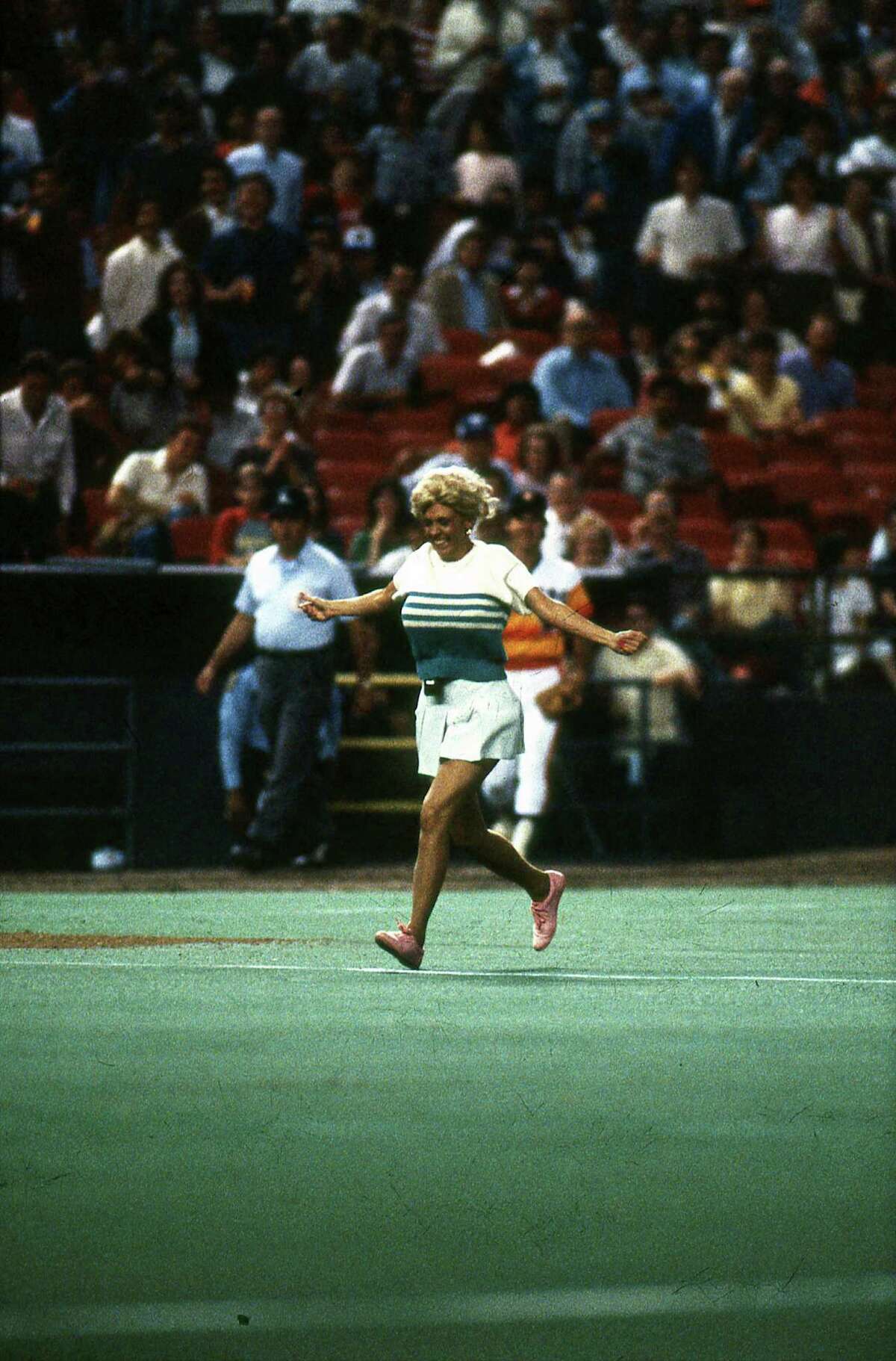 30 years ago: Morganna the Kissing Bandit, the Dome’s 20th and Stevie ...