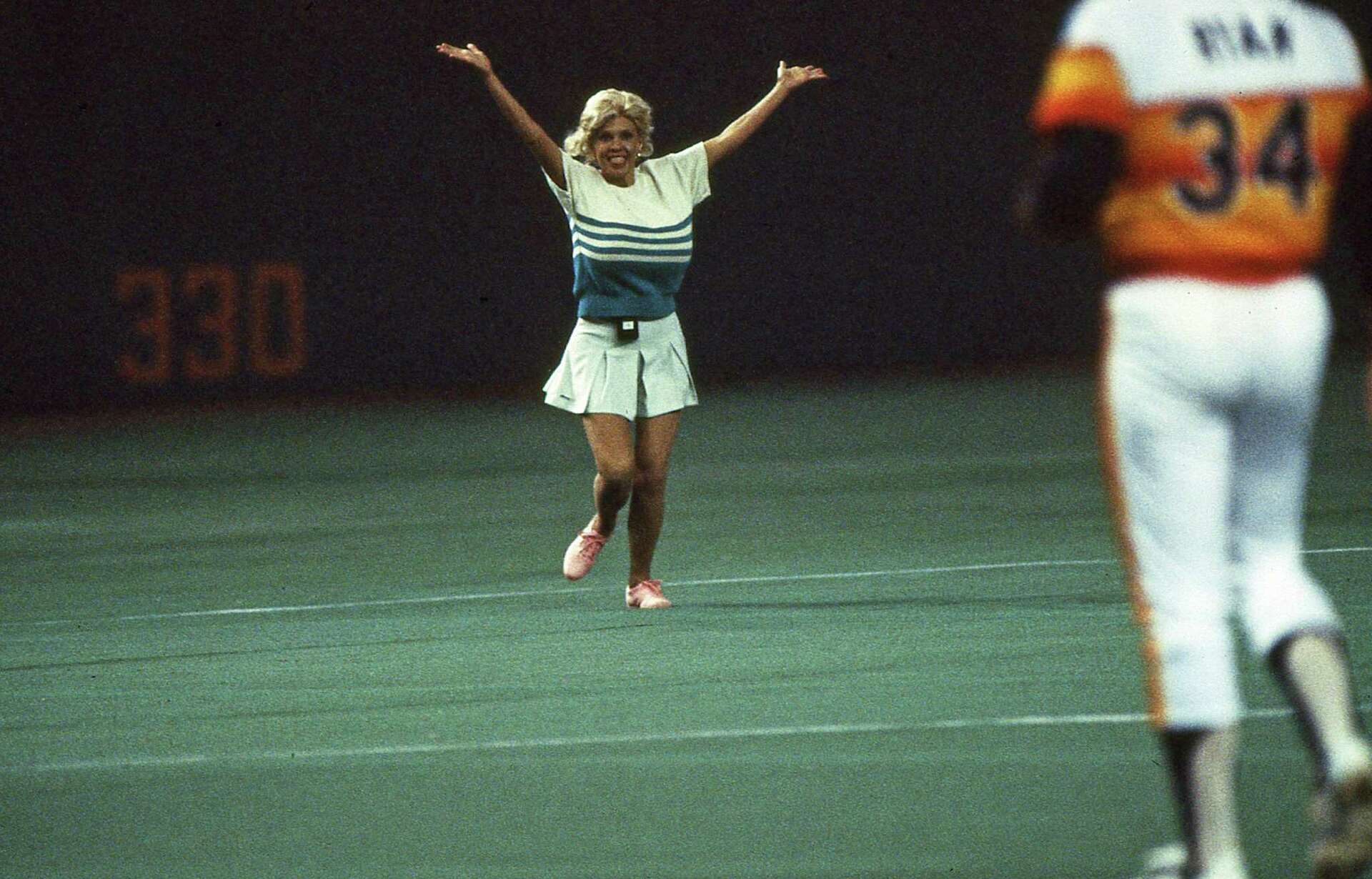 30 years ago: Morganna the Kissing Bandit, the Dome’s 20th and Stevie ...