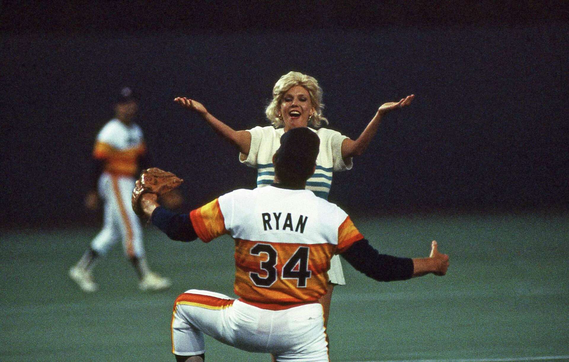 30 years ago: Morganna the Kissing Bandit, the Dome’s 20th and Stevie ...