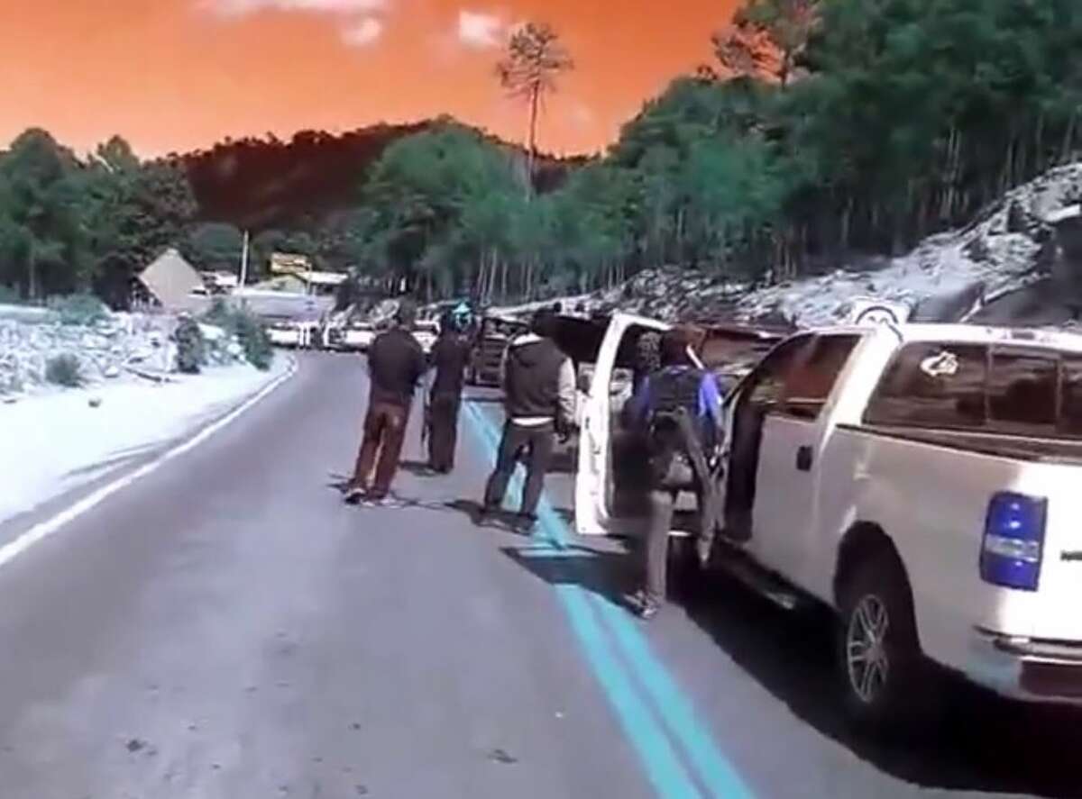 Surreal video captures huge Mexican narco convoy in Chihuahua before ...
