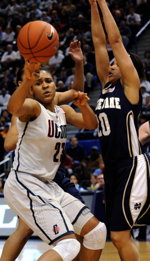 UConn women make history, win 71st straight