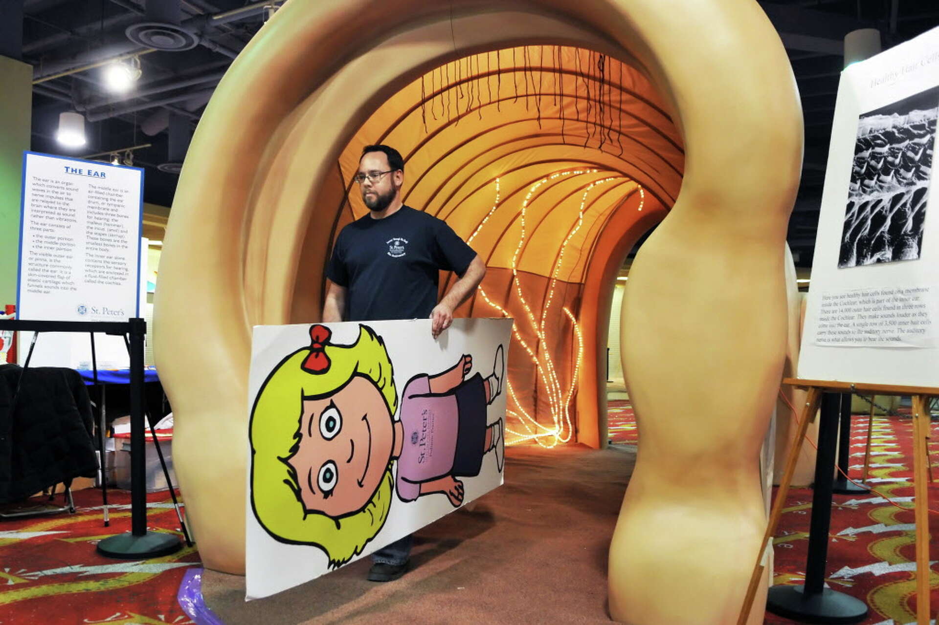 Giant body parts at Colonie Center