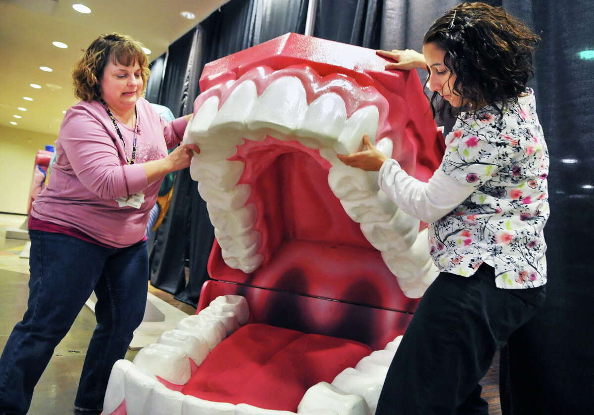 Giant body parts at Colonie Center