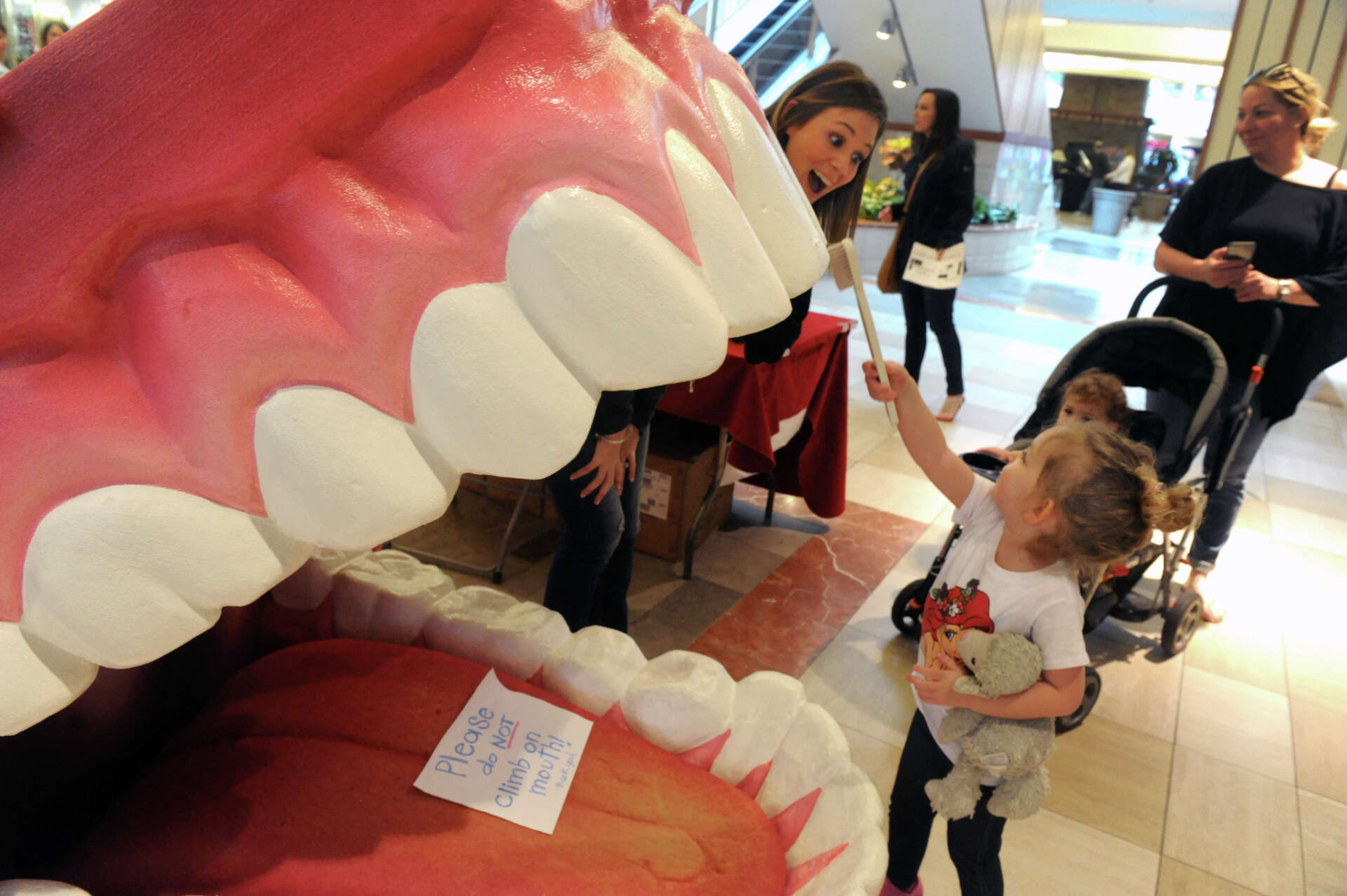 Giant body parts at Colonie Center