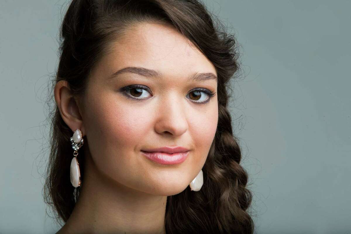 Girls want to dazzle on prom night