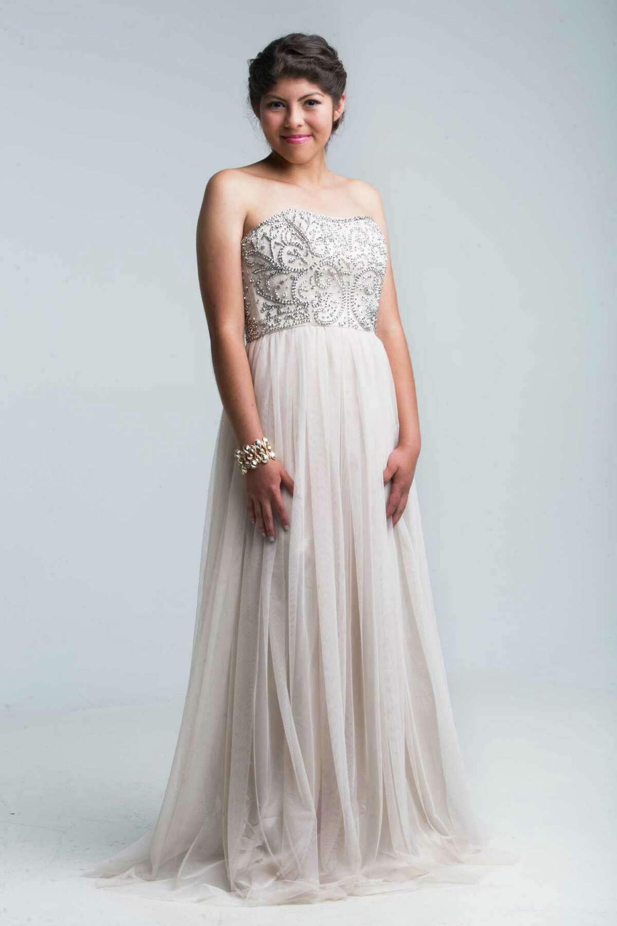 Girls want to dazzle on prom night