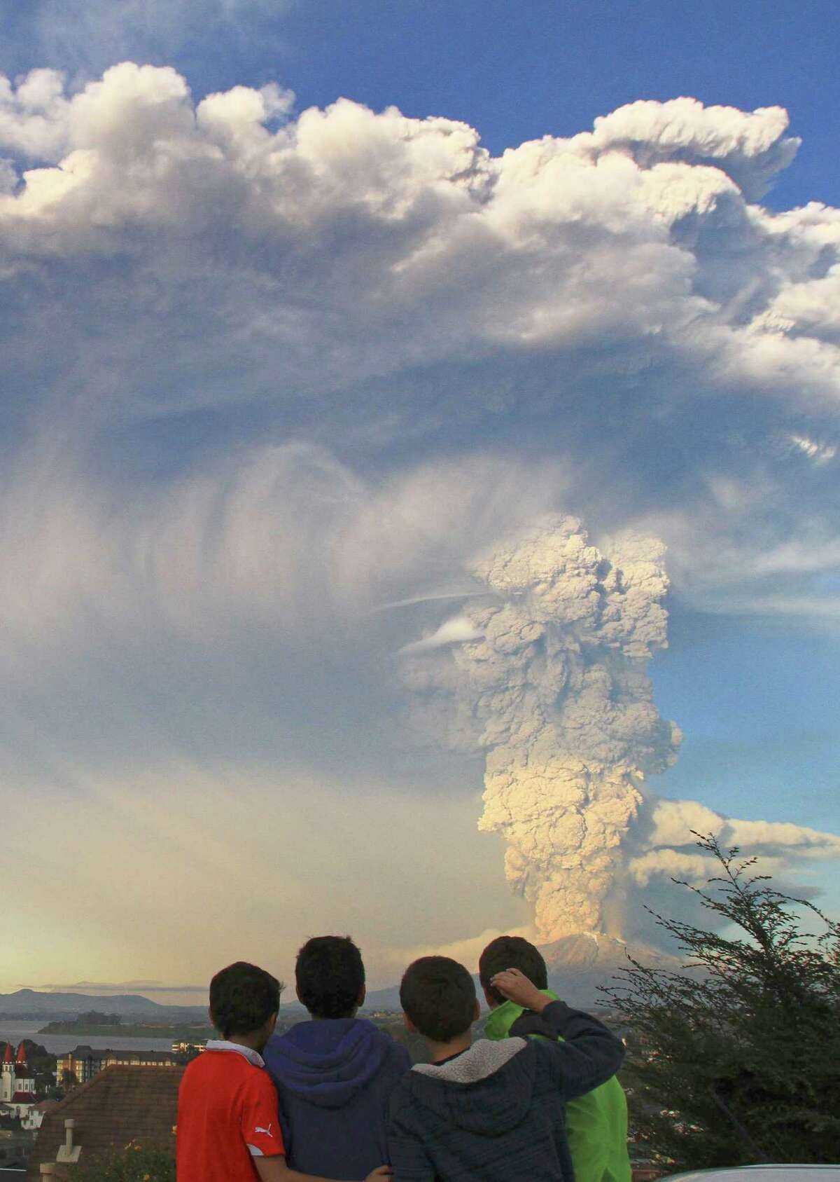 Ash piles up from eruption of Chile's Calbuco volcano