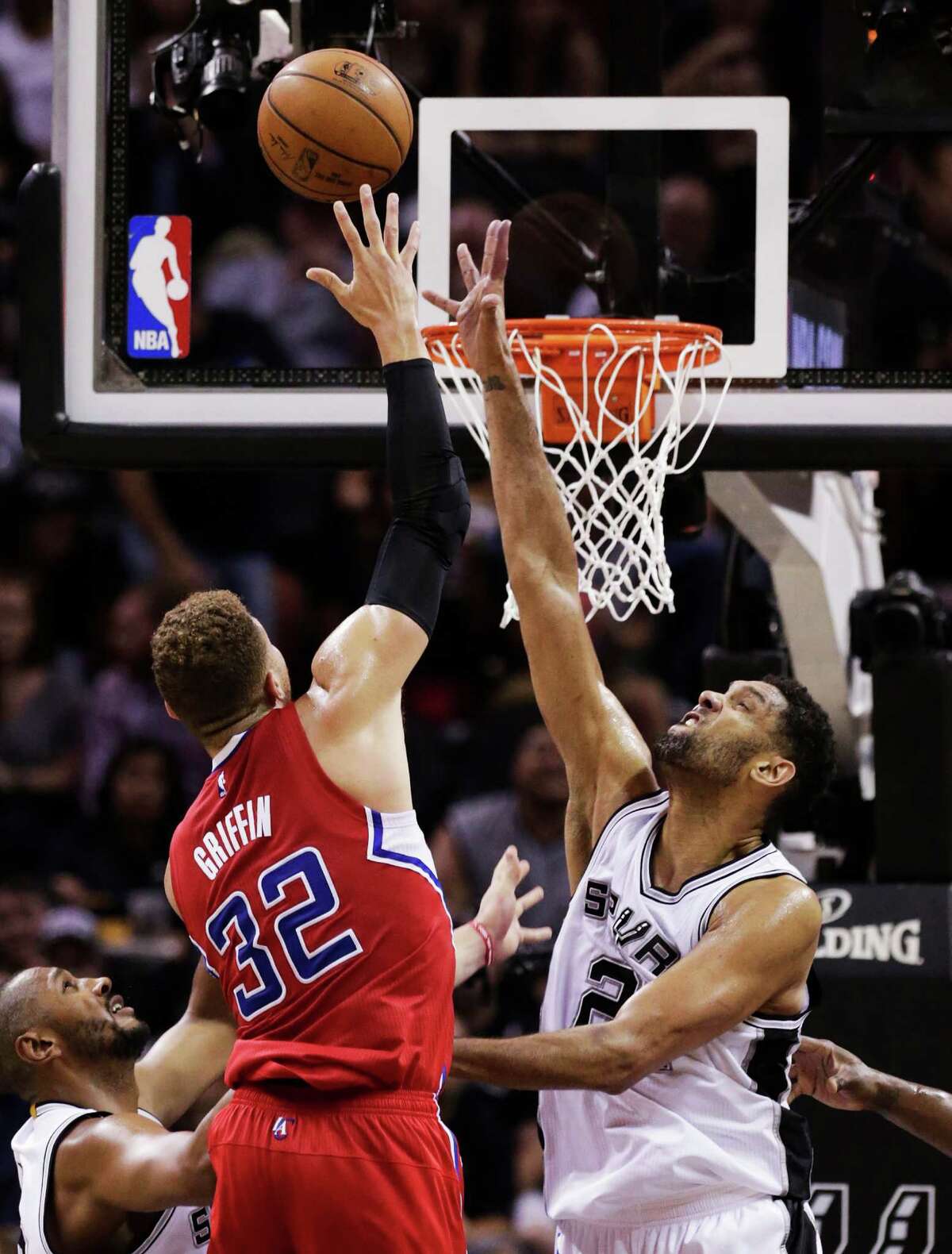 Spurs’ Twin Towers sported different shot-blocking styles