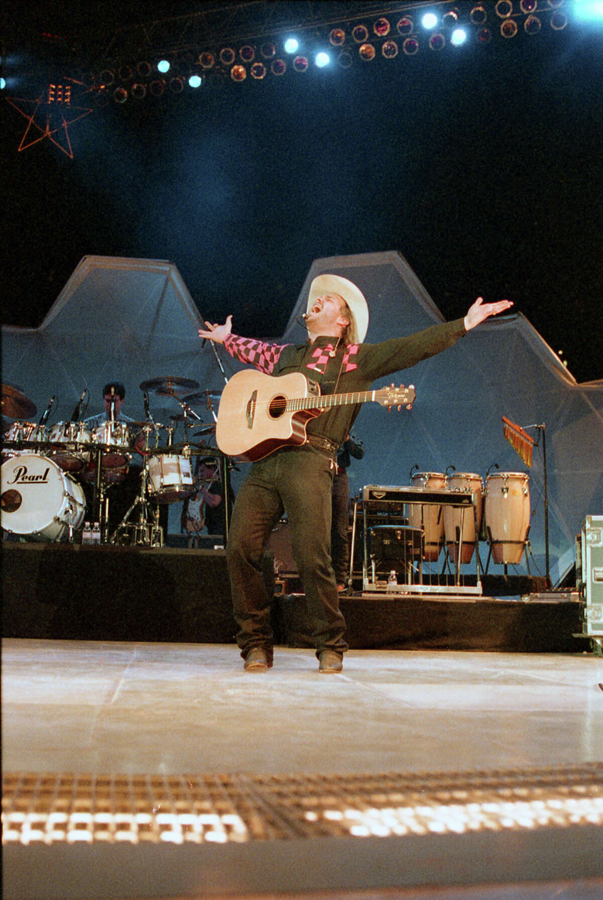 Garth Brooks returns to RodeoHouston