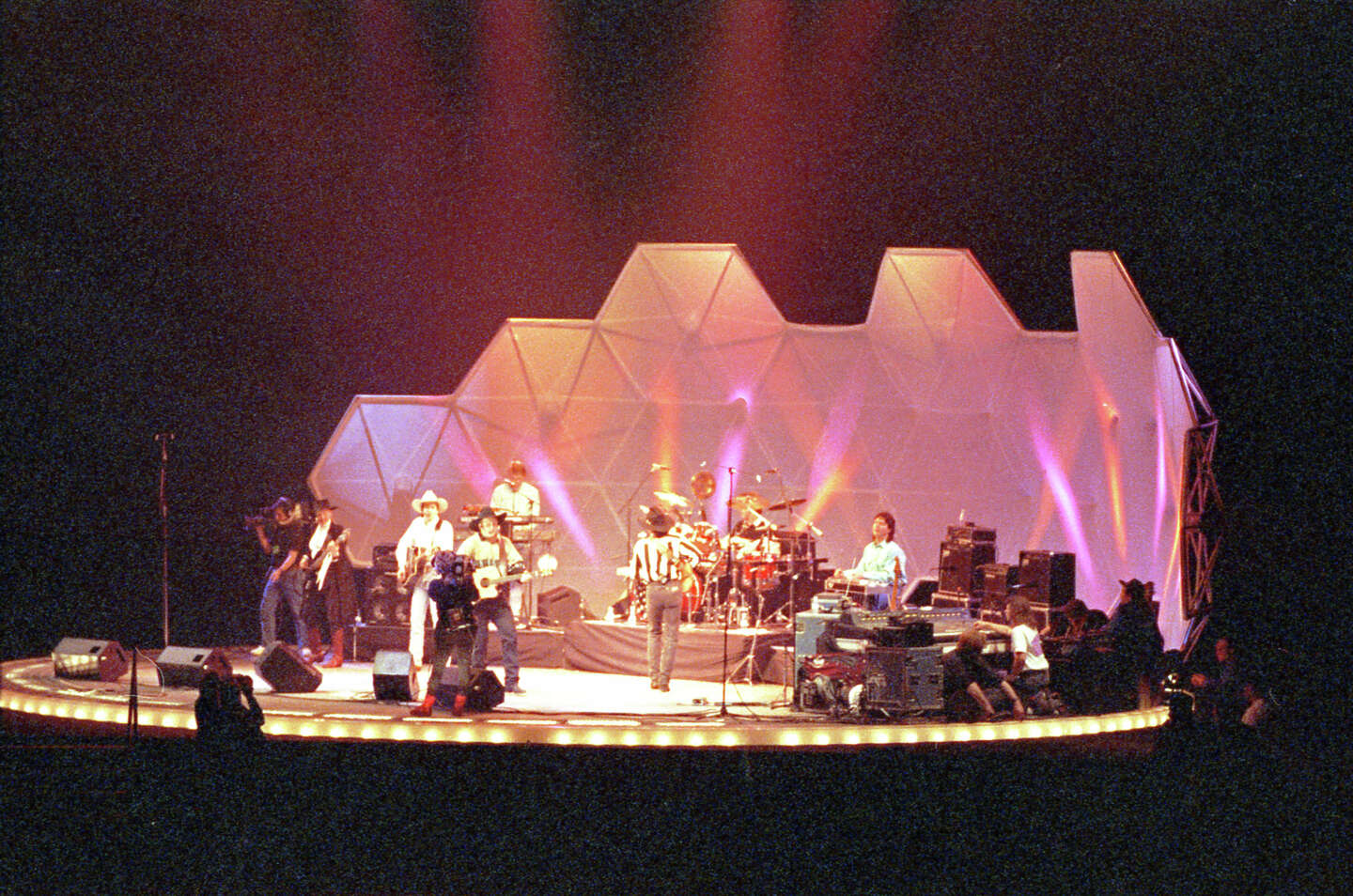 Garth Brooks returns to RodeoHouston