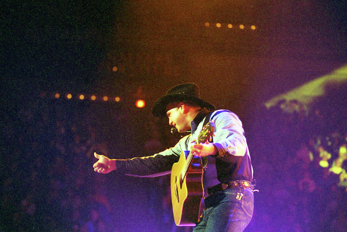 Garth Brooks returns to RodeoHouston