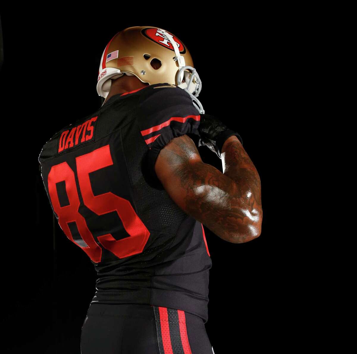 49ers’ alternate uniforms turn to the dark side