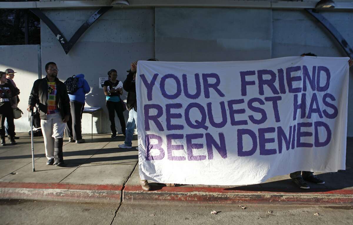 After peaceful day, protests grow rowdy at night in Oakland