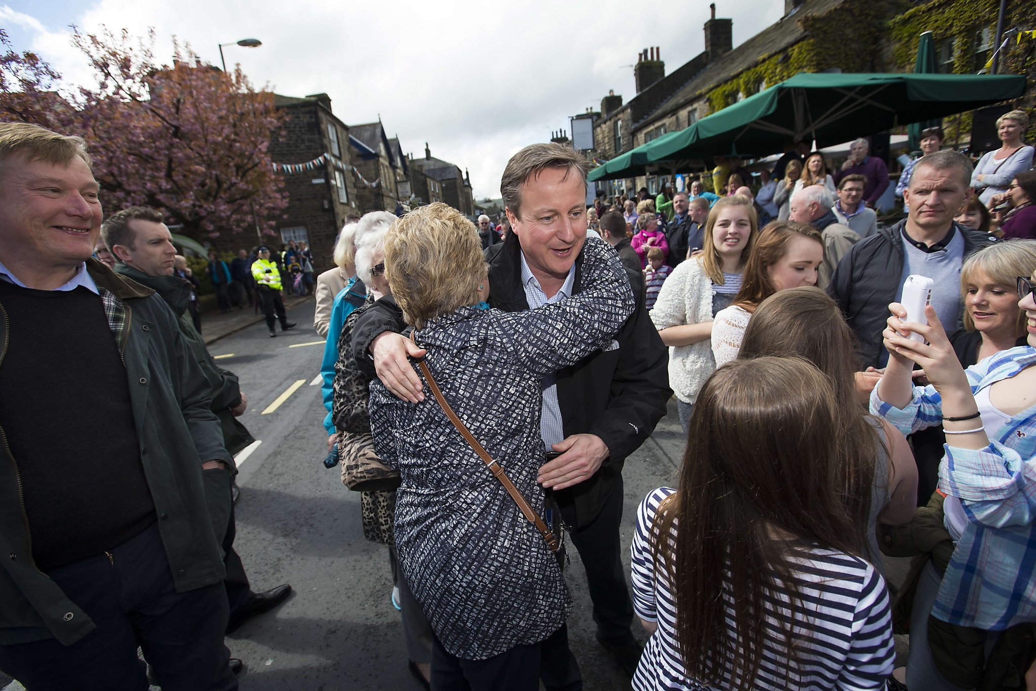 Cameron, rivals stump for votes before British election