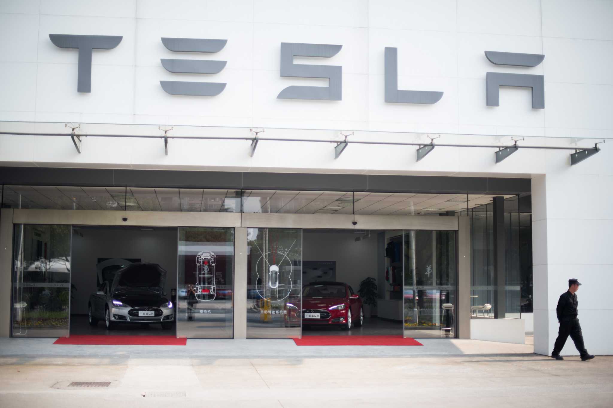 Tesla opens up gallery and service center in Houston this weekend