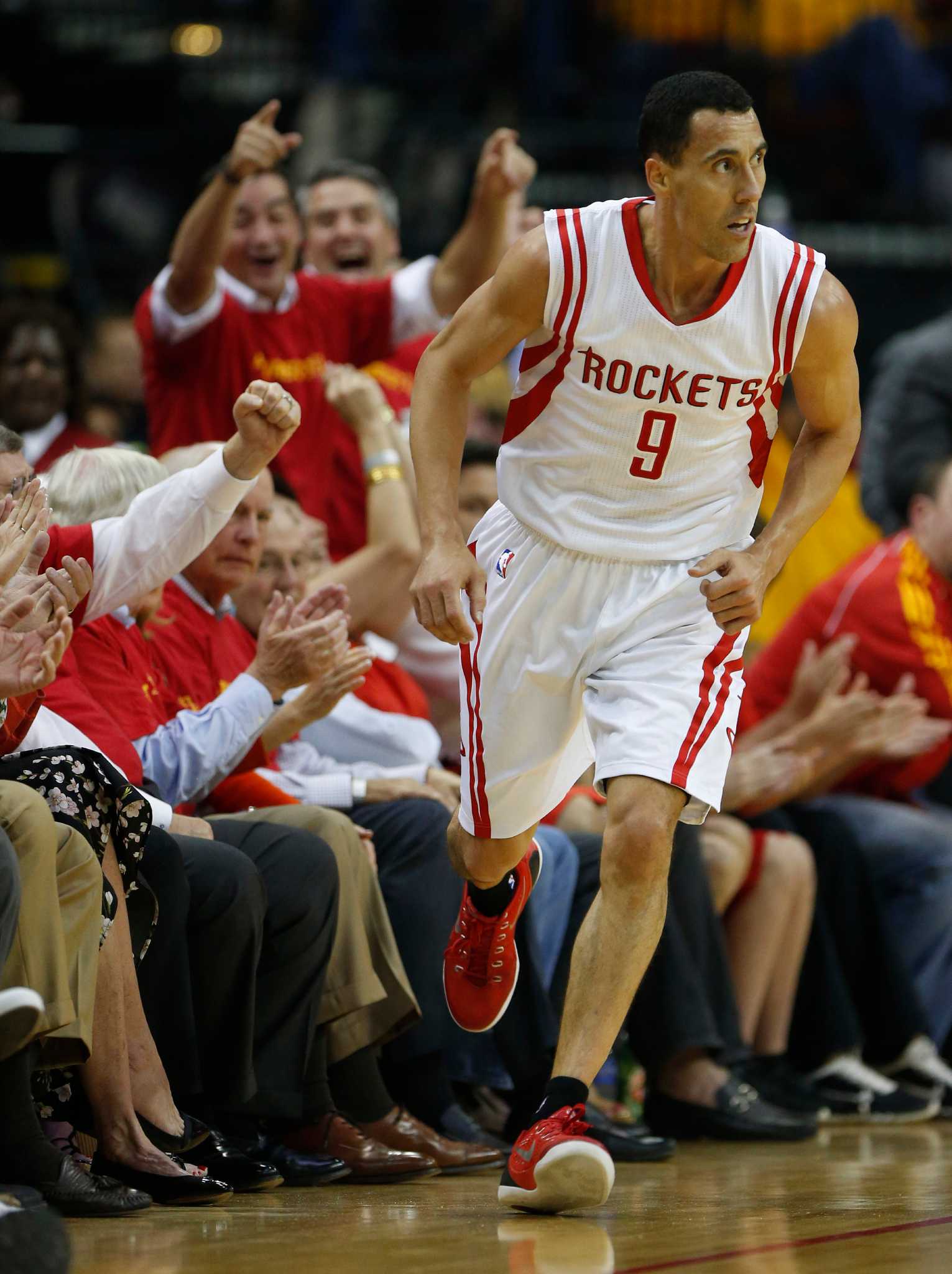 Rockets' 'grandpas' dispense locker-room wisdom