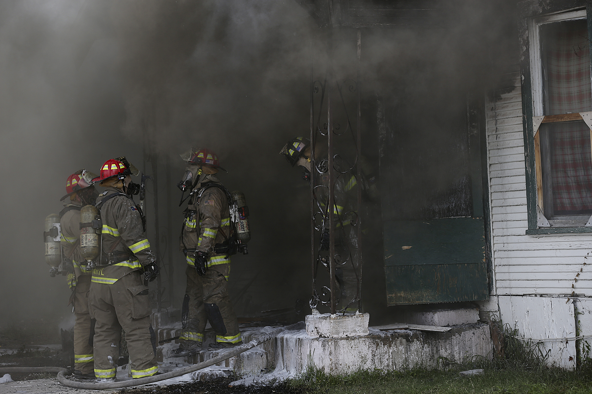 Trooper, bystanders can’t save screaming woman from fire