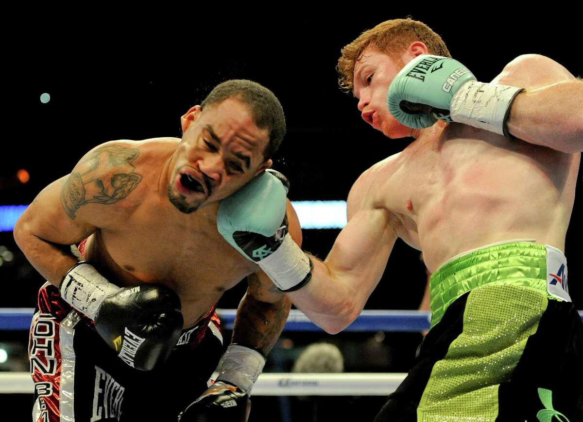 Canelo Alvarez impresses Minute Maid fans with third-round KO