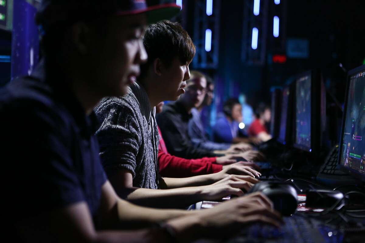 Video game tourney packs Warfield with e-sports fans