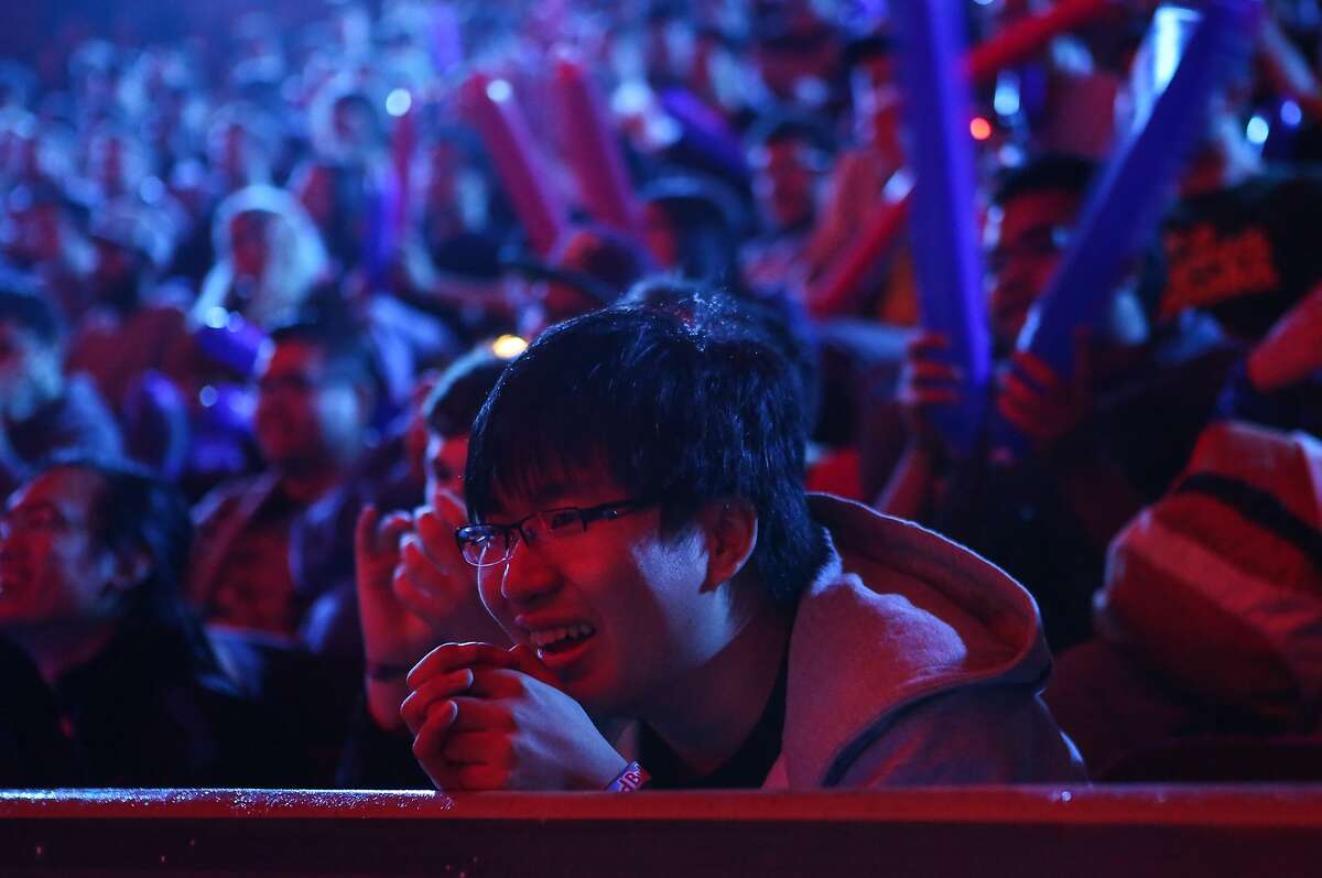 Video game tourney packs Warfield with e-sports fans