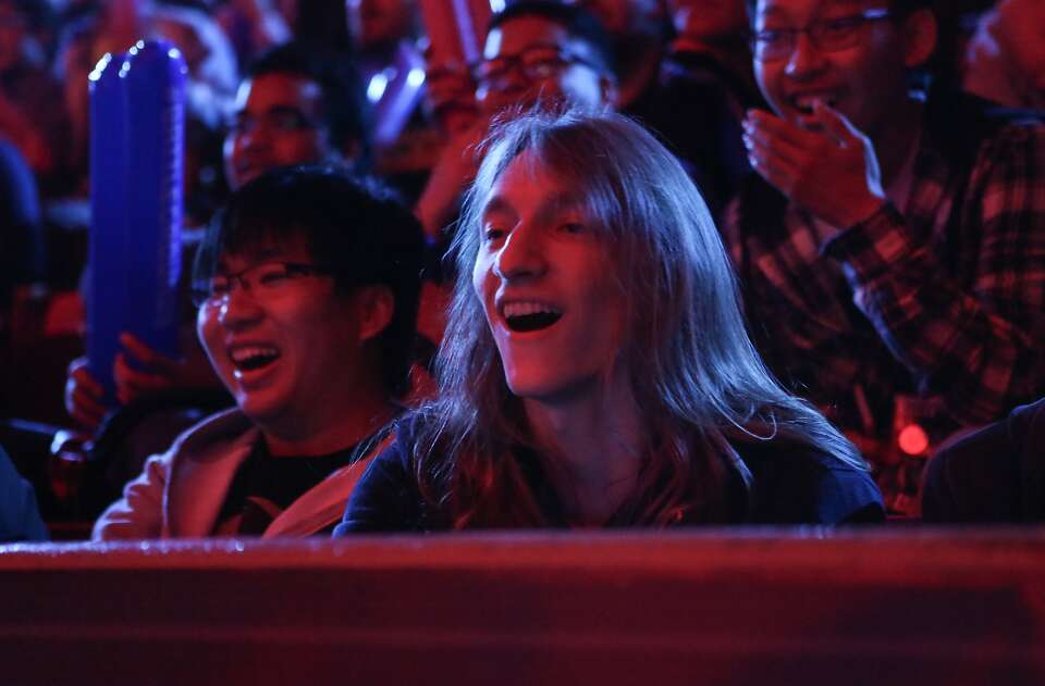 Video game tourney packs Warfield with e-sports fans