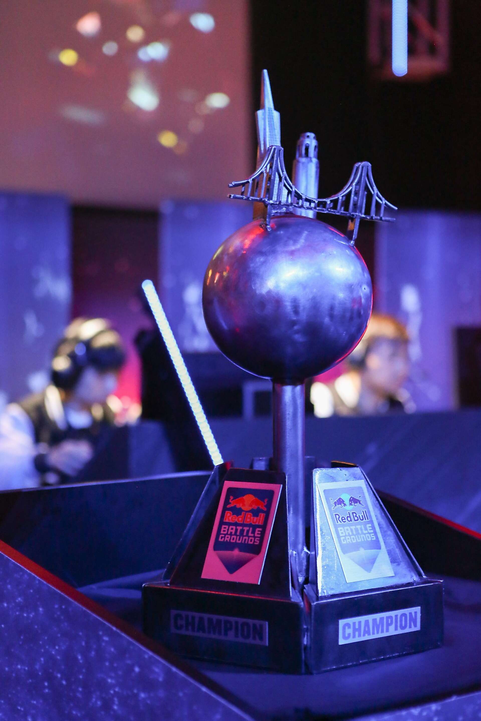 Video game tourney packs Warfield with e-sports fans